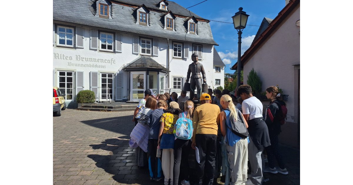 20 NEUGIERIGE KINDER AUF DER SUCHE NACH DORFGESCHICHTEN VON ...